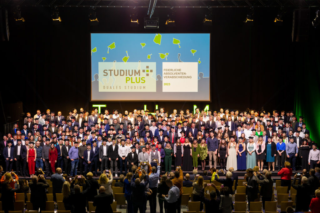 StudiumPlus verabschiedet 443 Absolventen - StudiumPlus