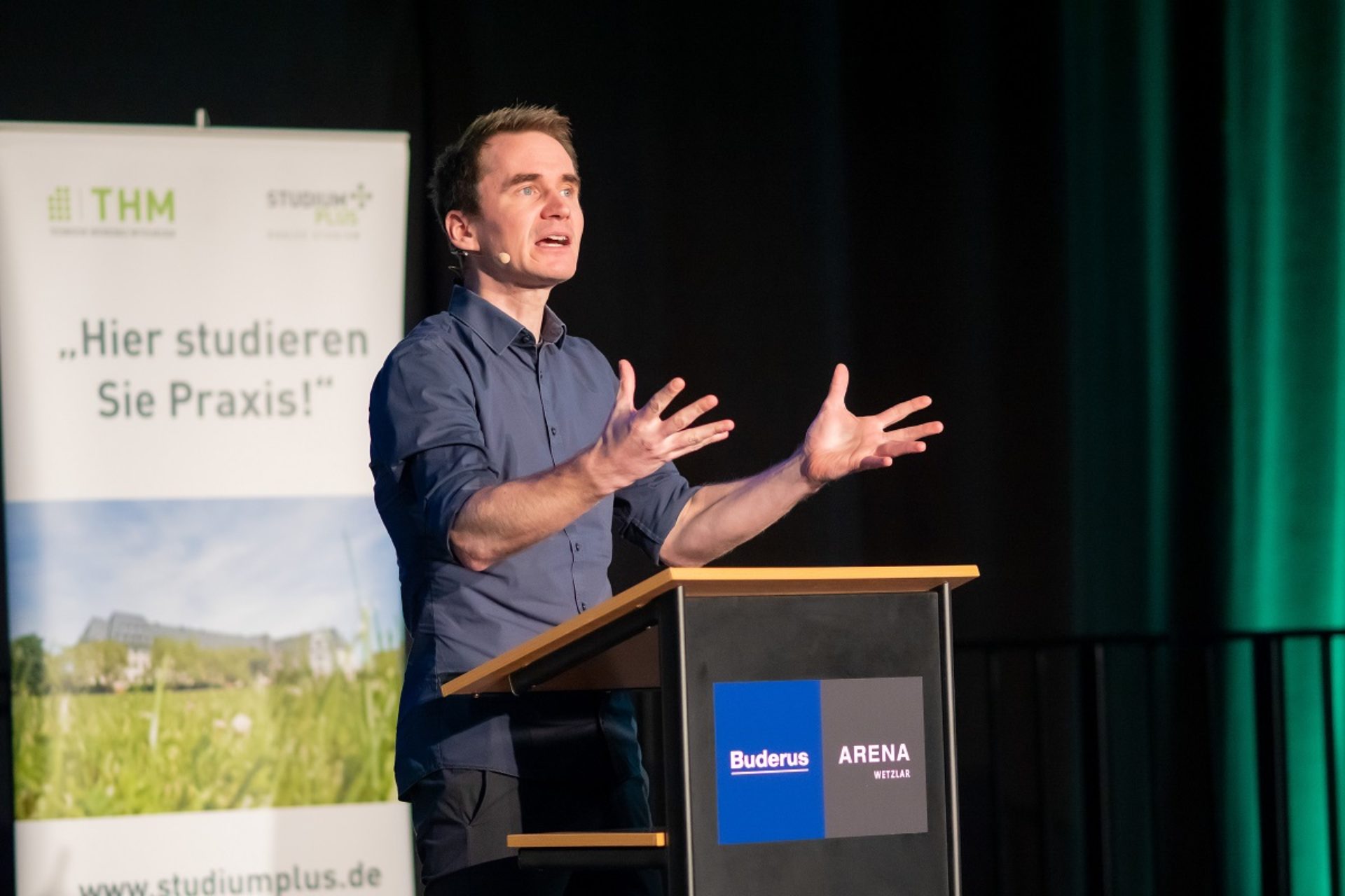 Dr. Henning Beck bei der ersten Weihnachtsvorlesung - StudiumPlus