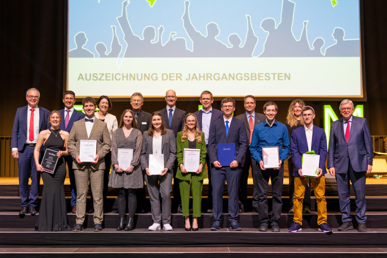 StudiumPlus verabschiedet 443 Absolventen - StudiumPlus