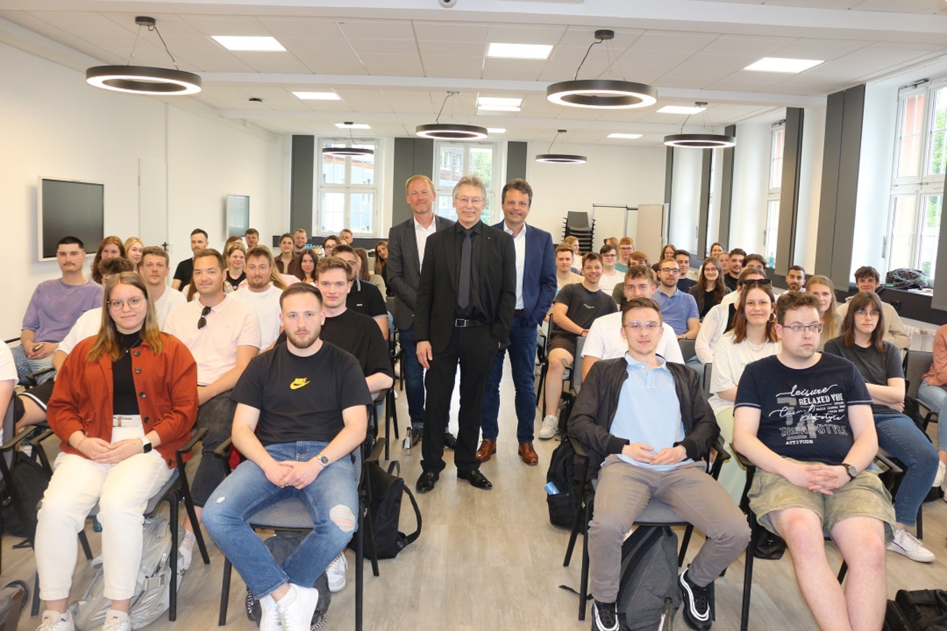 CCD-Vorstand Uwe Hainbach spricht mit Studierenden über ethische ...