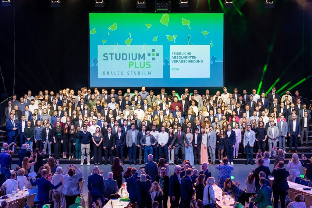 StudiumPlus verabschiedet 217 Absolventen in der Buderus Arena ...